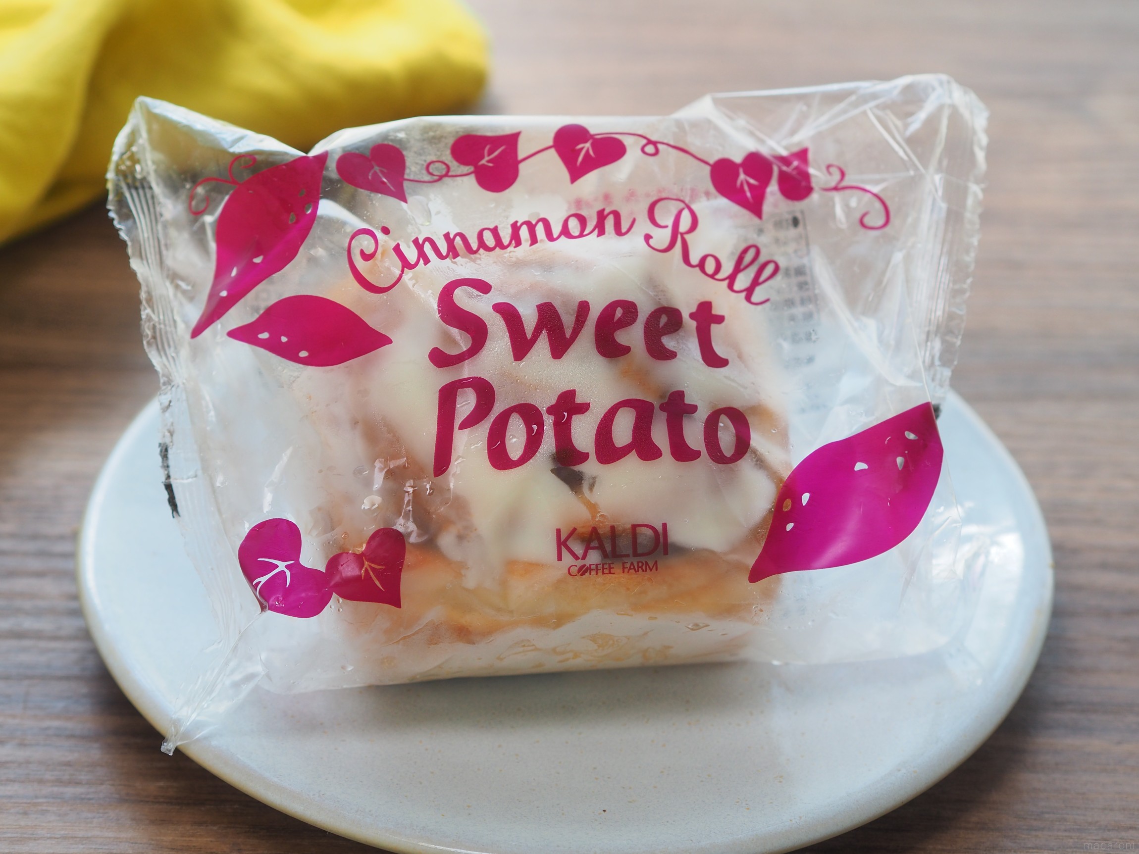 カルディのシナモンロール新作「さつまいも味」がたまらない！流行りの蜜芋感たっぷり - macaroni