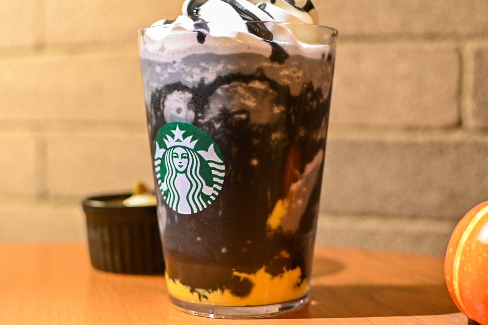 スタバ新作「Booooo フラペチーノ®」レポ！その正体に「何味なの？」「気になりすぎる」 - macaroni