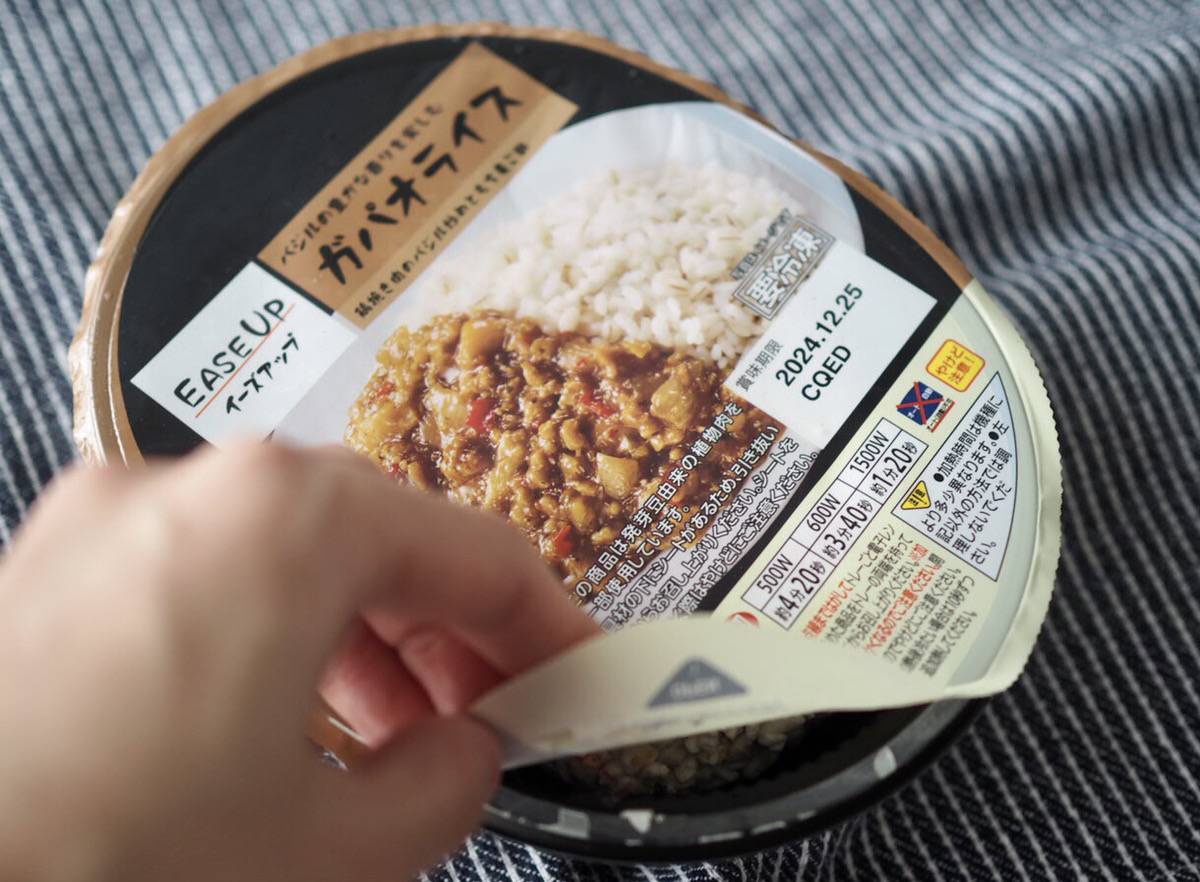 セブンの新作冷凍ごはんを食べ比べ。参鶏湯・ガパオ・海南鶏飯のアジア飯！ - macaroni