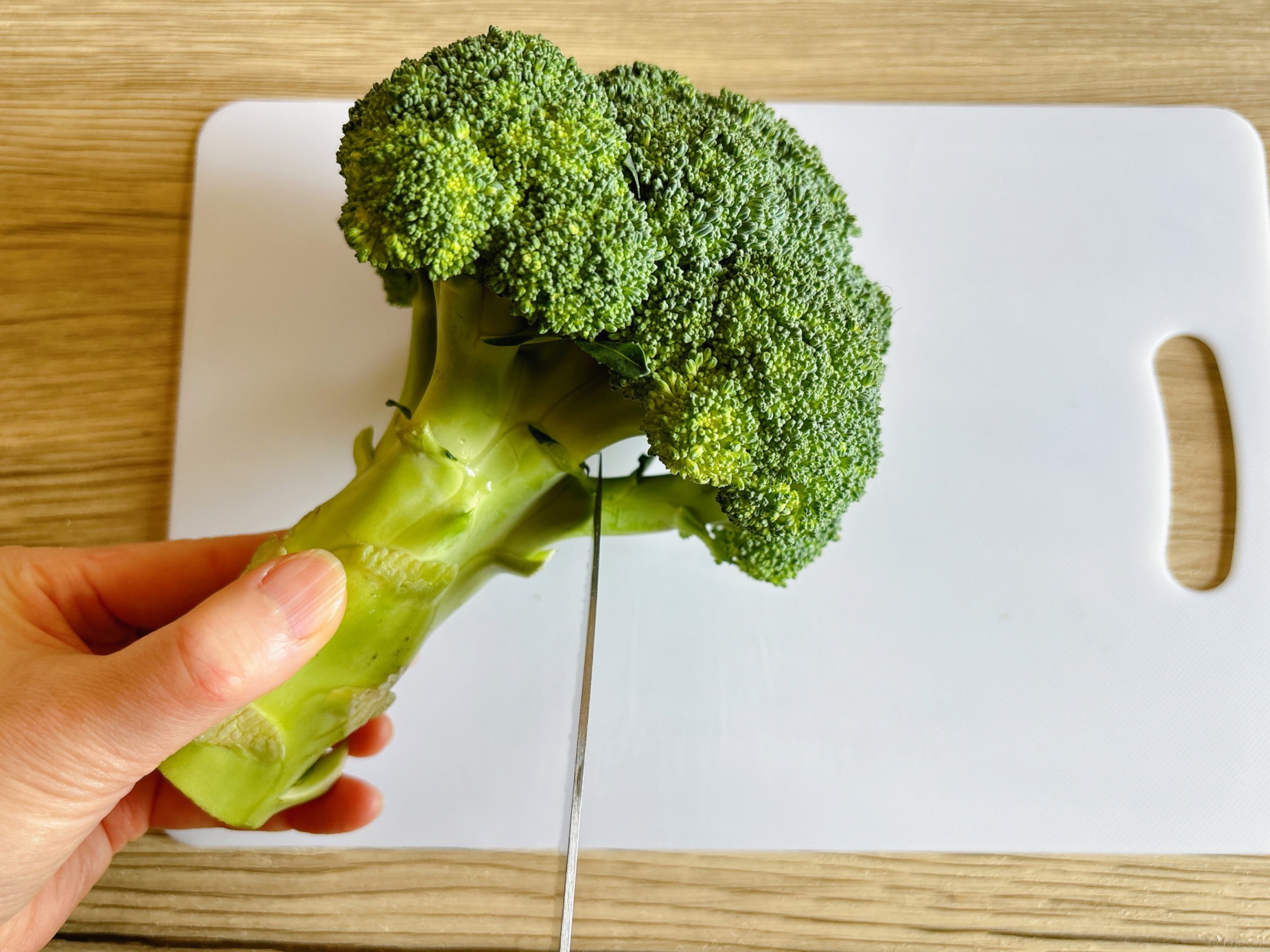 ブロッコリーはこう切るのが正解！切る場所をかえるだけでボロボロにならない - macaroni