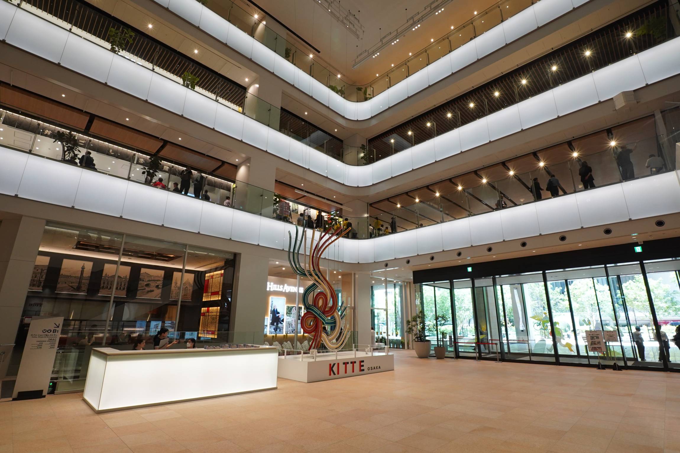 大阪駅直結の大型複合ビル内に「KITTE大阪」が誕生。各フロアの注目ポイントは？ - macaroni