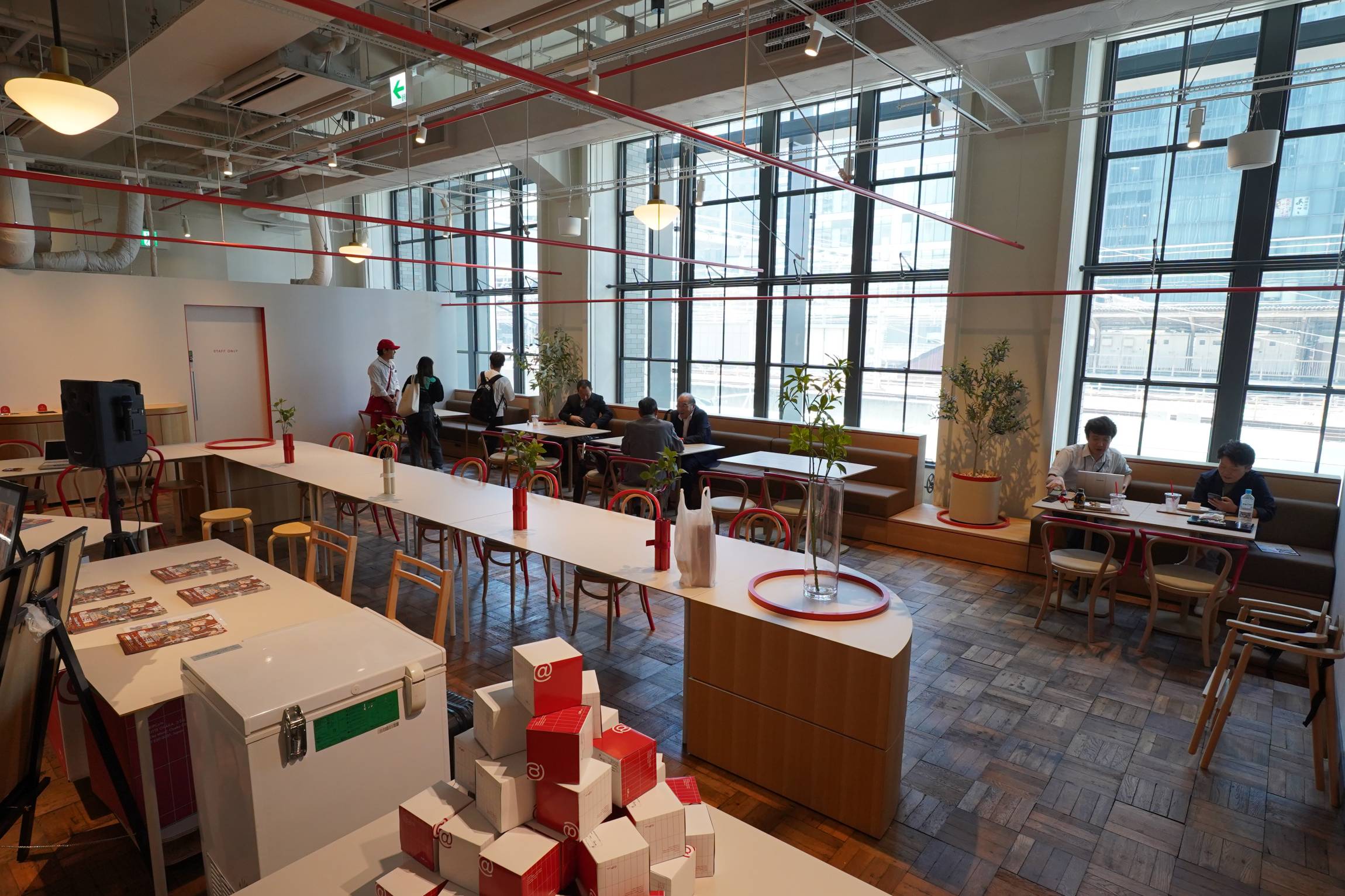 大阪駅直結の大型複合ビル内に「KITTE大阪」が誕生。各フロアの注目ポイントは？ - macaroni