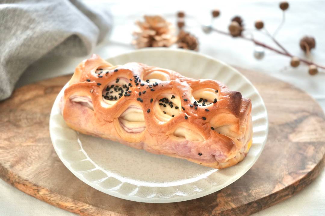 お芋づくしで大歓喜。タリーズ「むらさきOIMOロールスティック」はこの秋必食のパン - macaroni