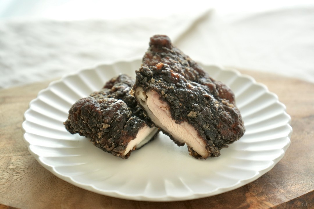 見た目がゴツい！ローソン新作「黒いパリチキ」の味が意外すぎた - macaroni