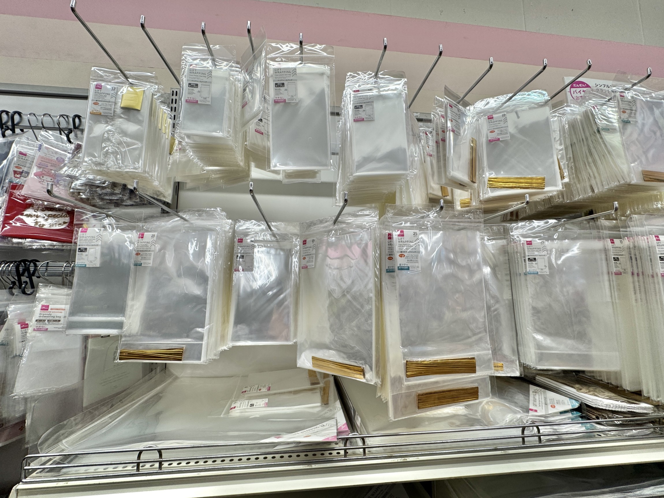 ダイソー「OPP袋」ほぼ全種を解説！1枚あたりのコスパや形状の違いも - macaroni