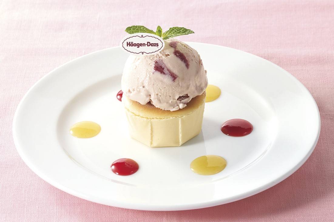 SNSで『豪華すぎる』の声続々！「ジョナサン×ハーゲンダッツ」コラボのいちごデザート6品が登場 - macaroni