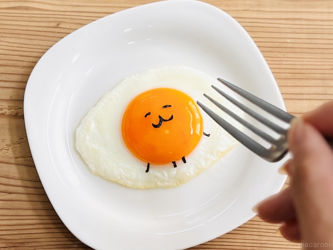 SNSで話題「えもじの子」の目玉焼きを再現！上手に仕上げる4つのコツ - macaroni