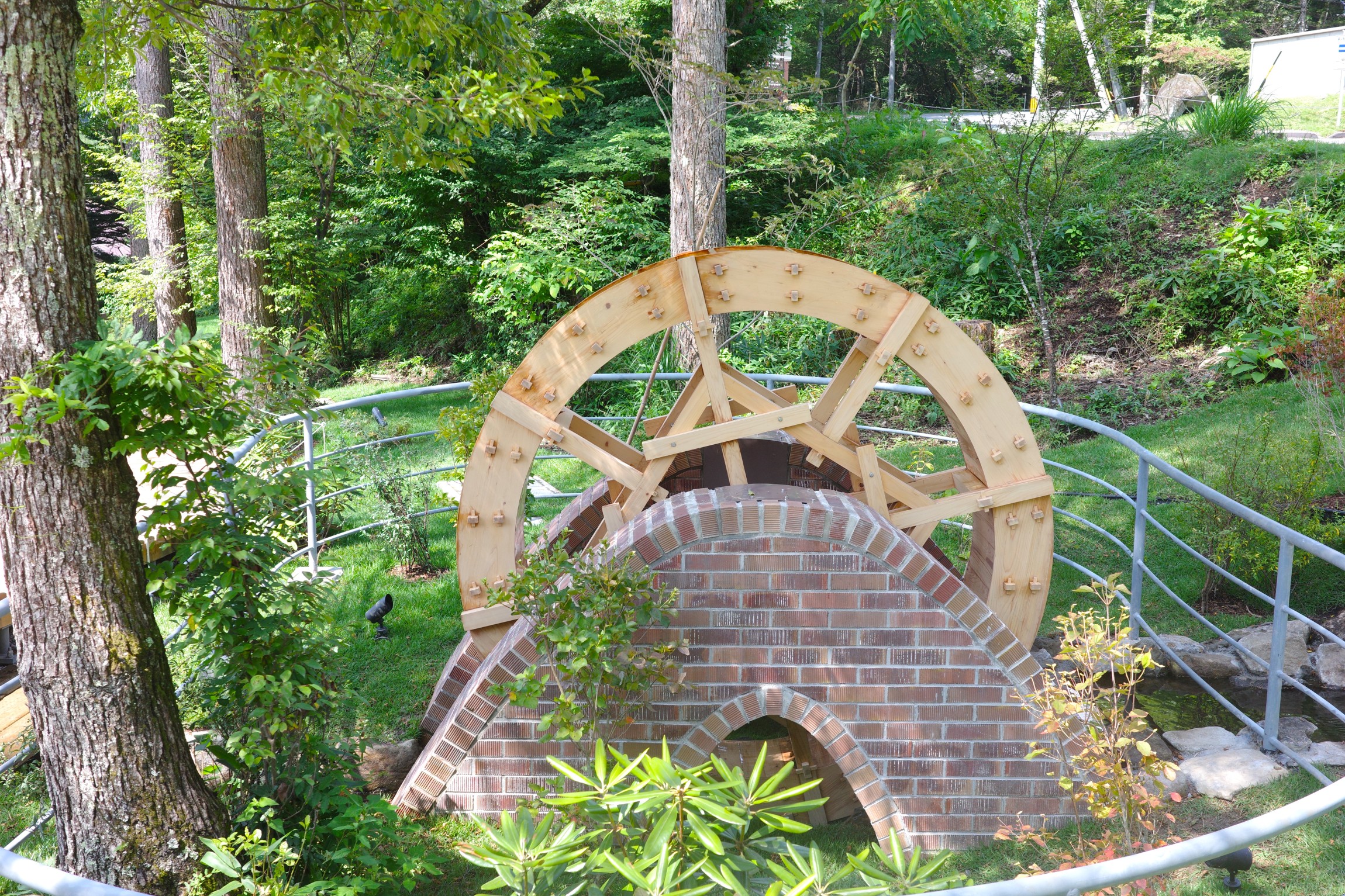 ジビエホットドッグから森の研究室まで。長野の注目スポット「TENOHA蓼科」エリアで自然と遊ぶ、食べる、学ぶ - macaroni