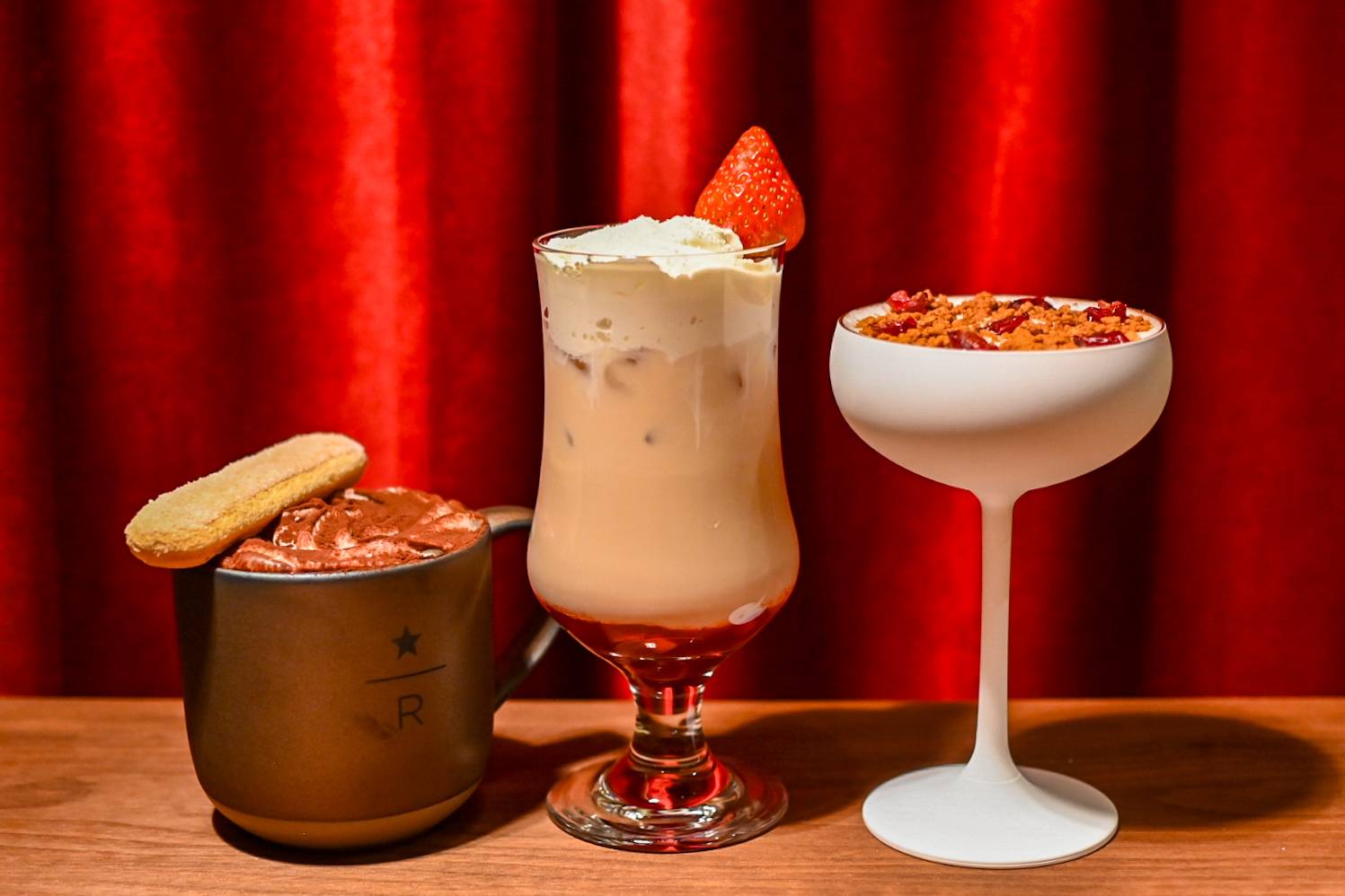 「ロースタリー東京」の新作ホリデービバレッジを飲み比べ。スタバ流のショートケーキ風ラテも！ - macaroni