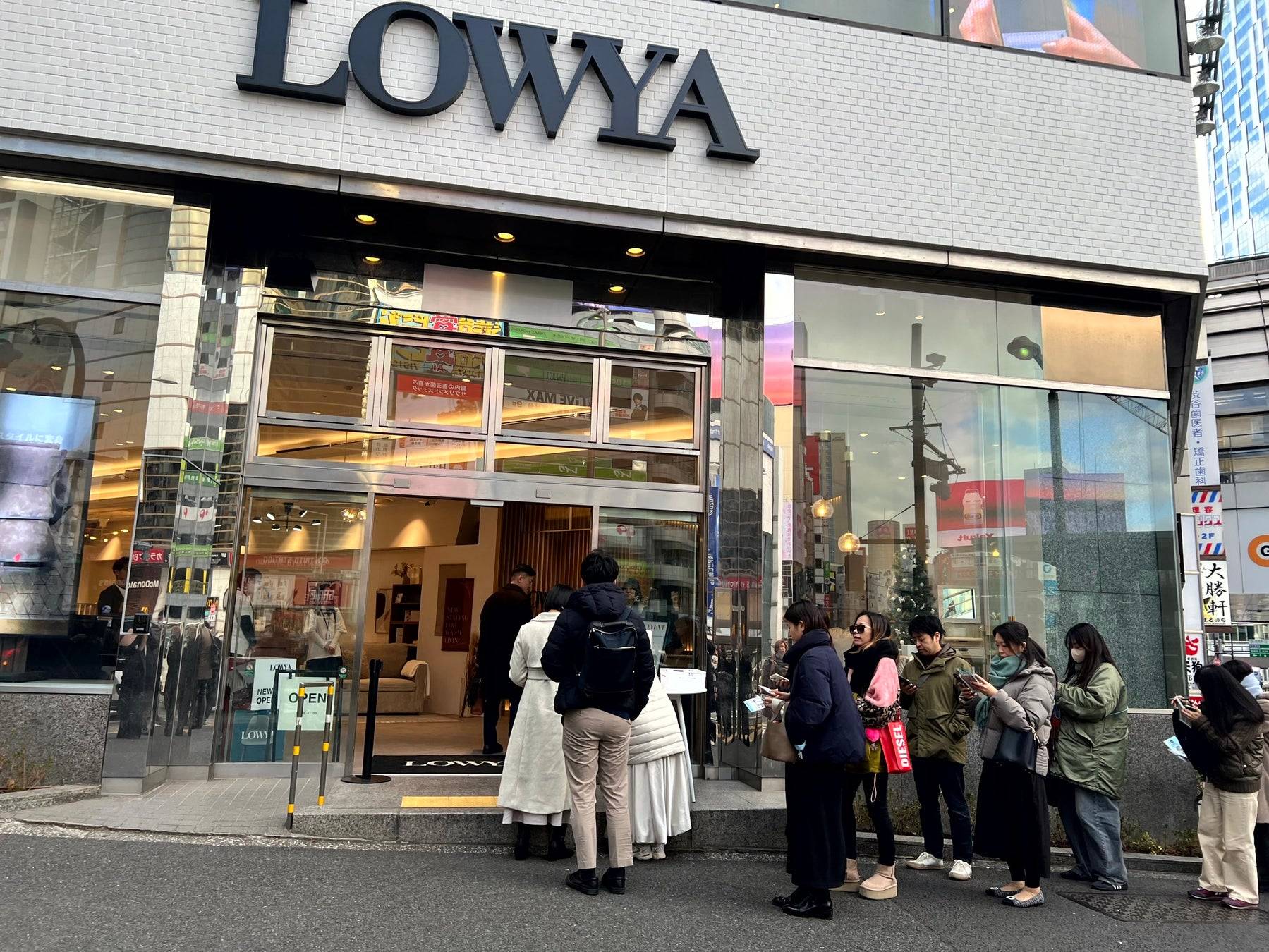 「LOWYA（ロウヤ）」ブランド史上初の体験型ストアが誕生。渋谷宮益坂でリアルに家具・雑貨を体感 - macaroni