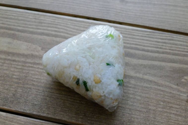 天かすが絶妙なおいしさ！たぬきおにぎりの作り方とアレンジ3選 - macaroni